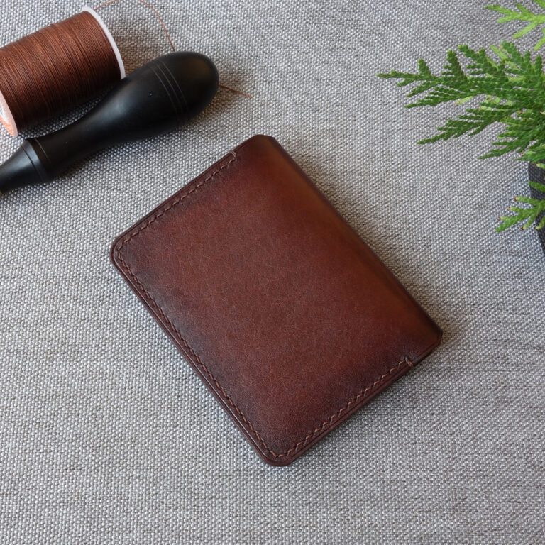 Handmade minimalist bifold card Wallet brown leather - Leoni straps